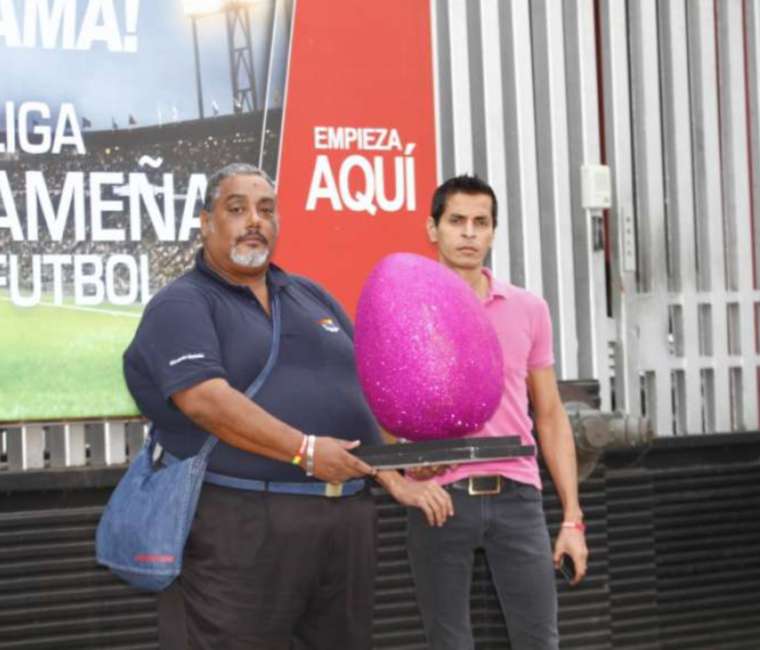 The Winner Del Huevo Rosa Es El Diputado Bolota Critica