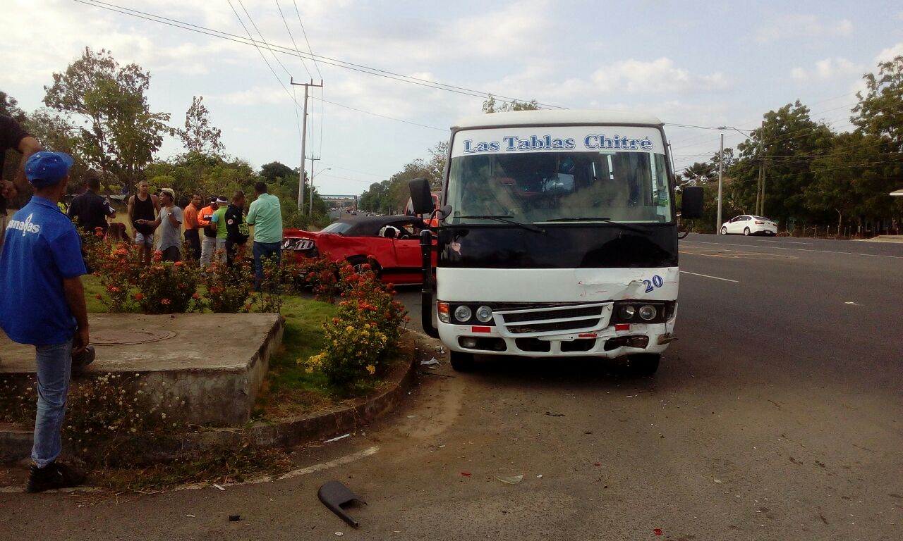 Busito de ruta y un deportivo colisonan en Las Tablas | Critica
