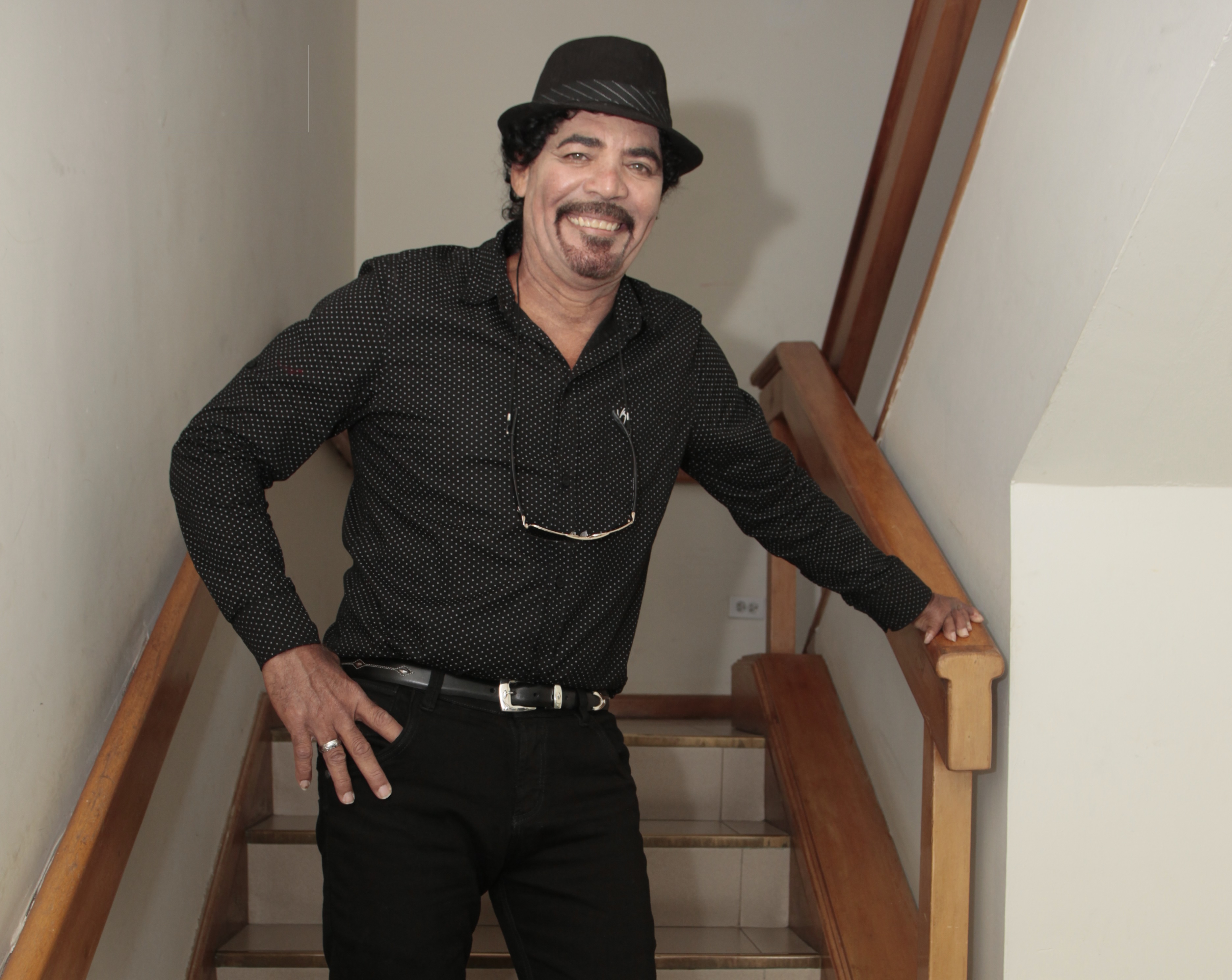 Willie González lleva mensaje de paz y amor a su público | Critica