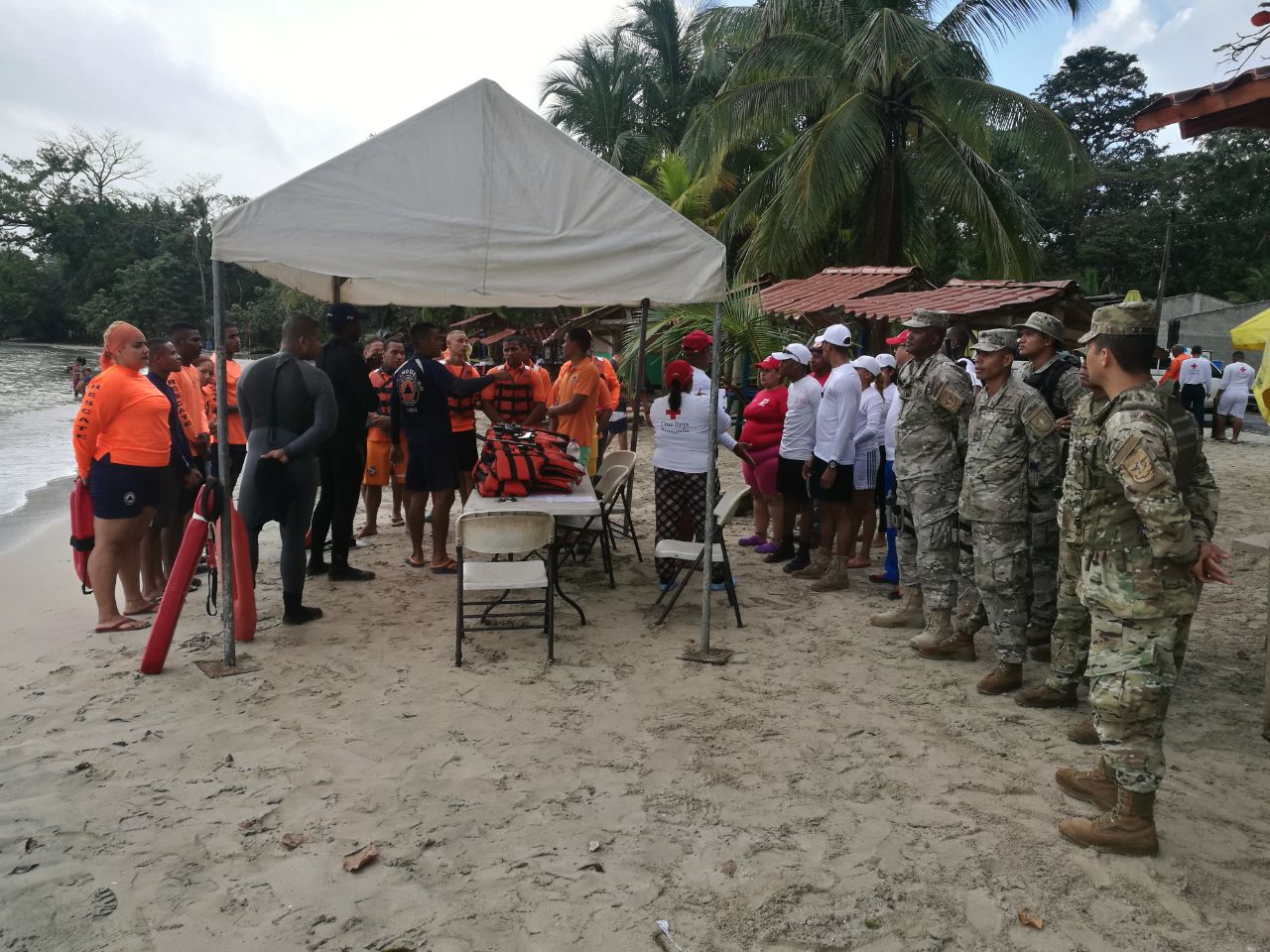 Siguen buscando a chamo desaparecido en playa Langosta | Critica