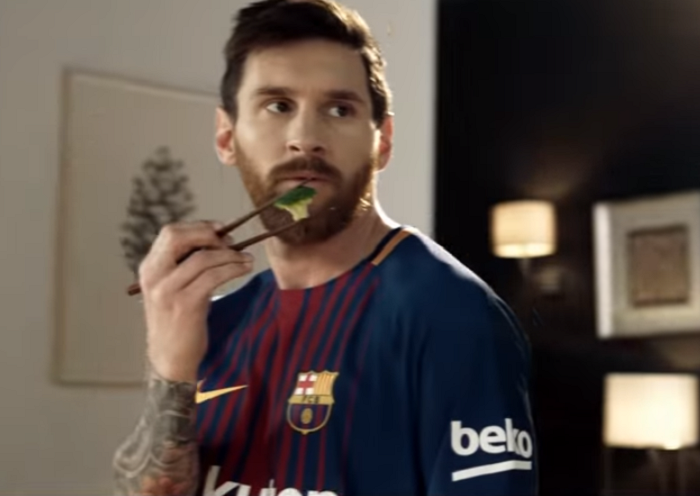 Messi come brócoli para que los chicos se alimenten sano | Critica