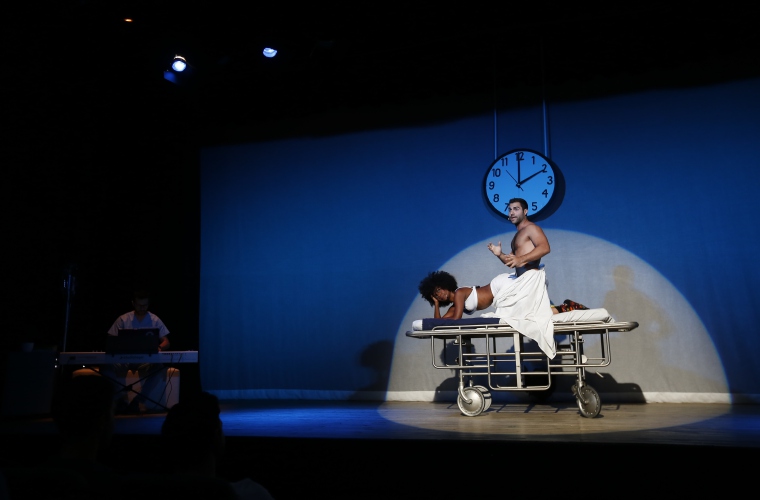 ¡Clavadera en el teatro! | Critica