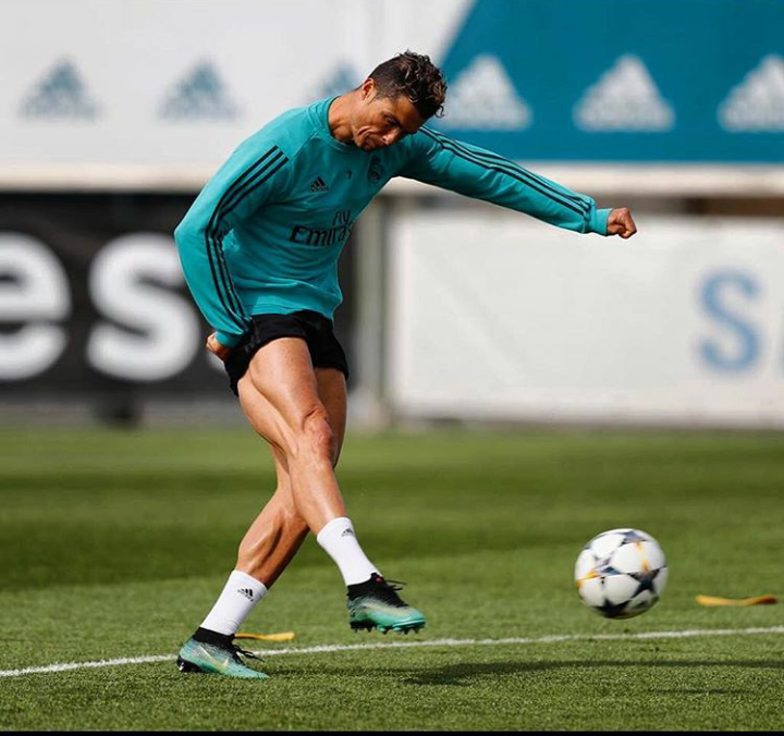 Cristiano Ronaldo tiene tremendo muslón | Critica