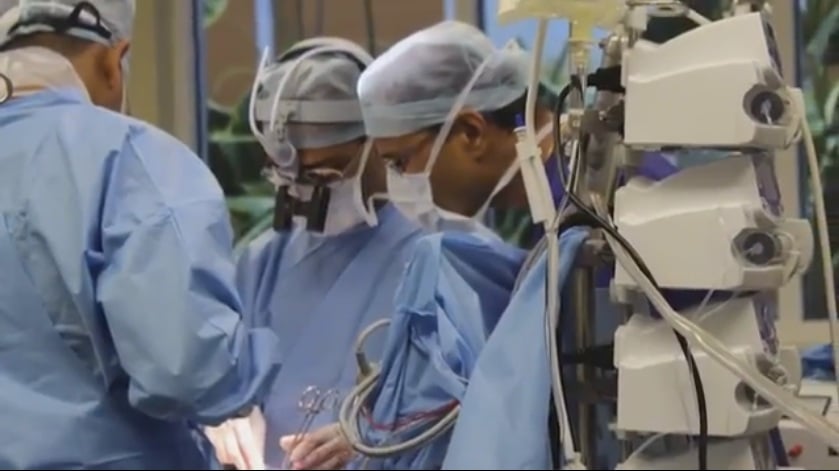 Realizan primer trasplante mundial de pene y escroto | Critica