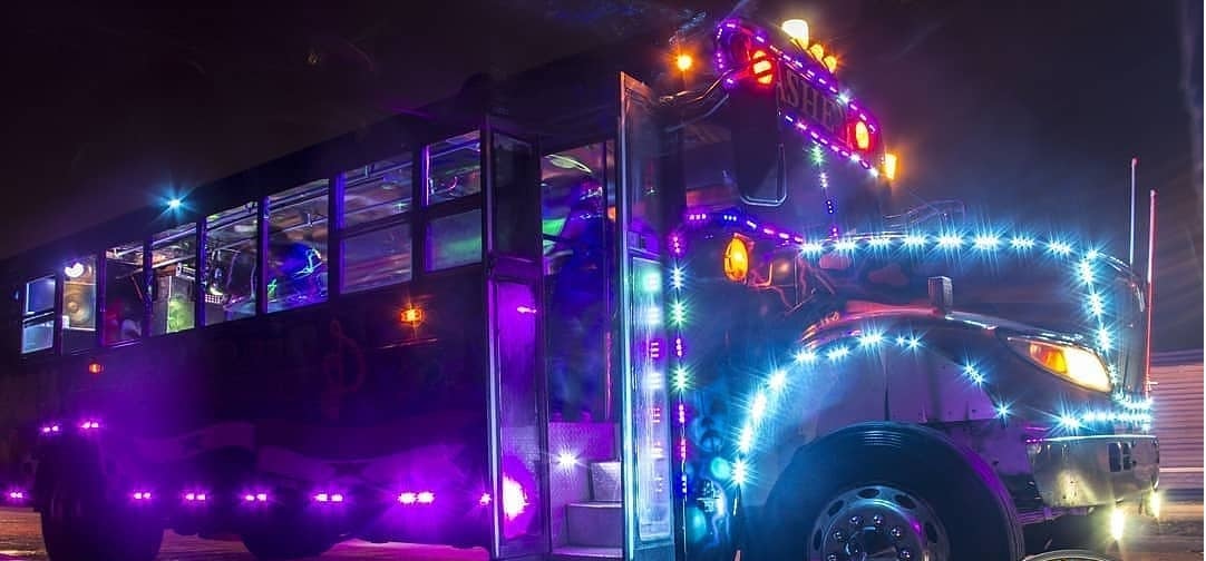 Accidente en Cinta Costera pone la lupa sobre chivas parranderas | Critica