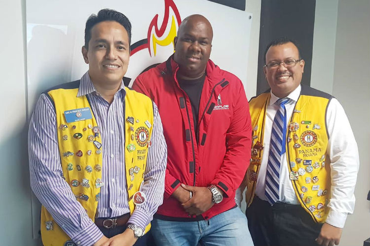 Miembros de la Teletón 20-30 visitan a Luchito Williams | Critica