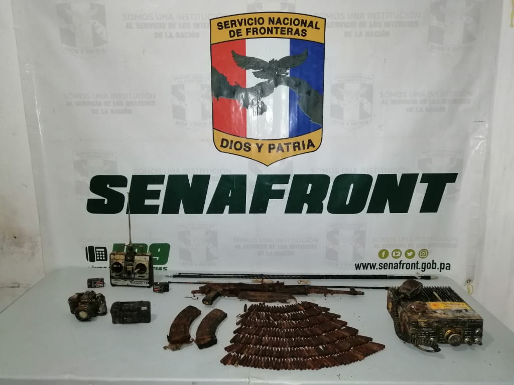 Escondían entre la maleza un fusil AK-47, 257 municiones y otros ...