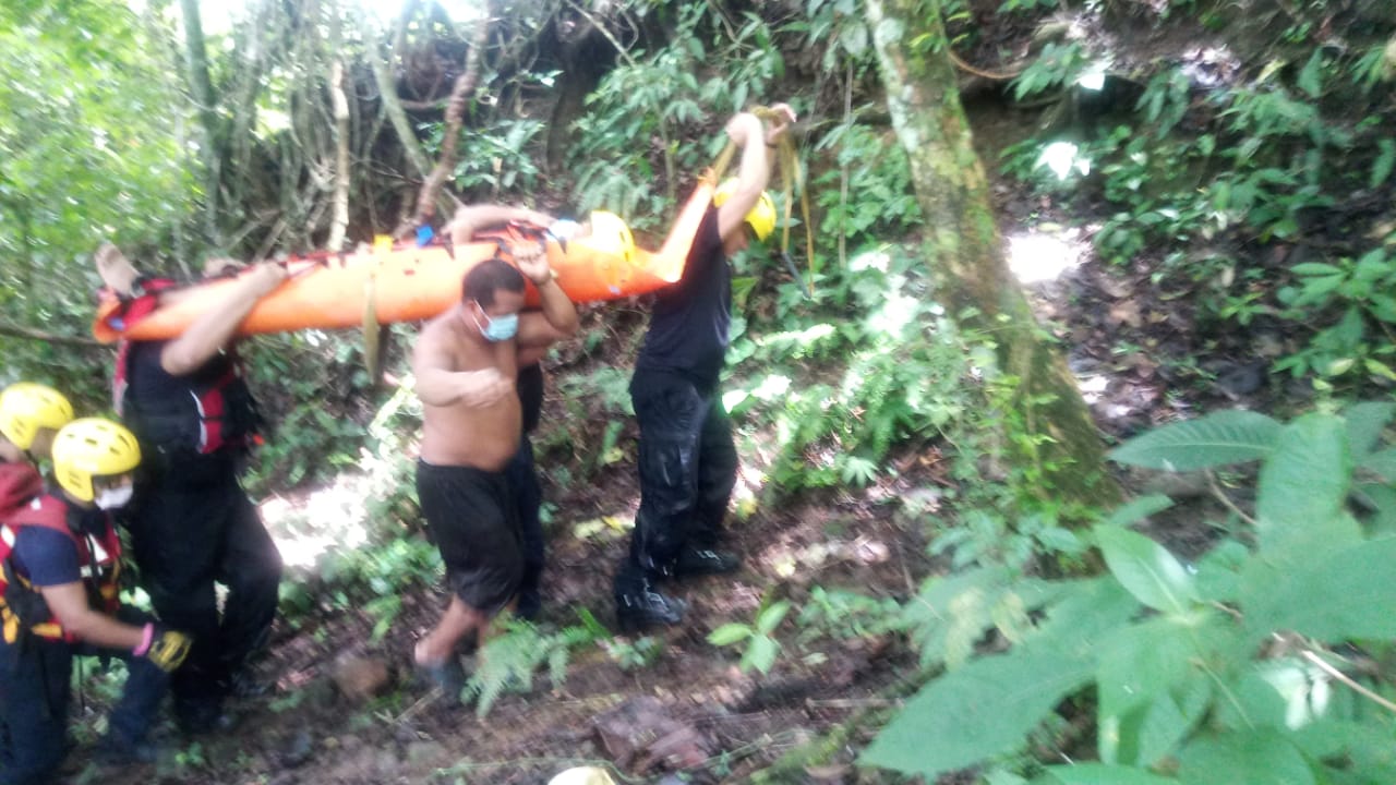 Rescatan a joven que cayó al río Gariche | Critica