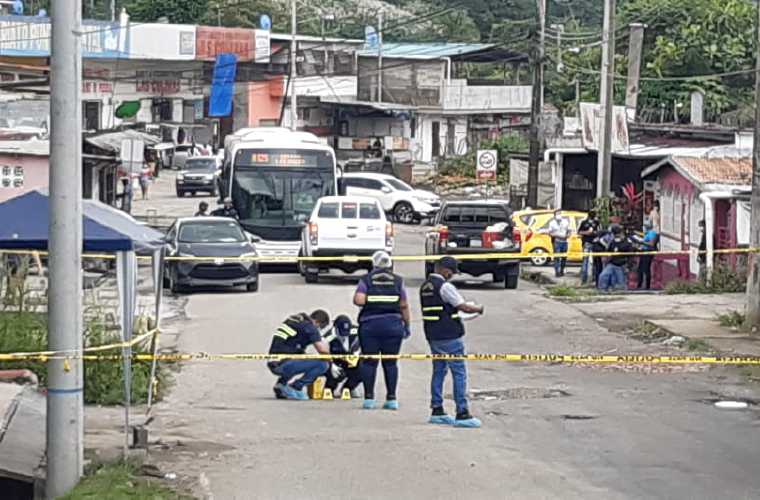 Le dan un rozón de bala en la cabeza | Critica