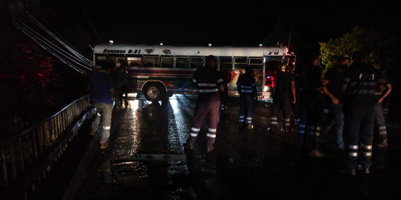 Bus de la ruta Colón Buena Vista por poco se va al vacío | Critica