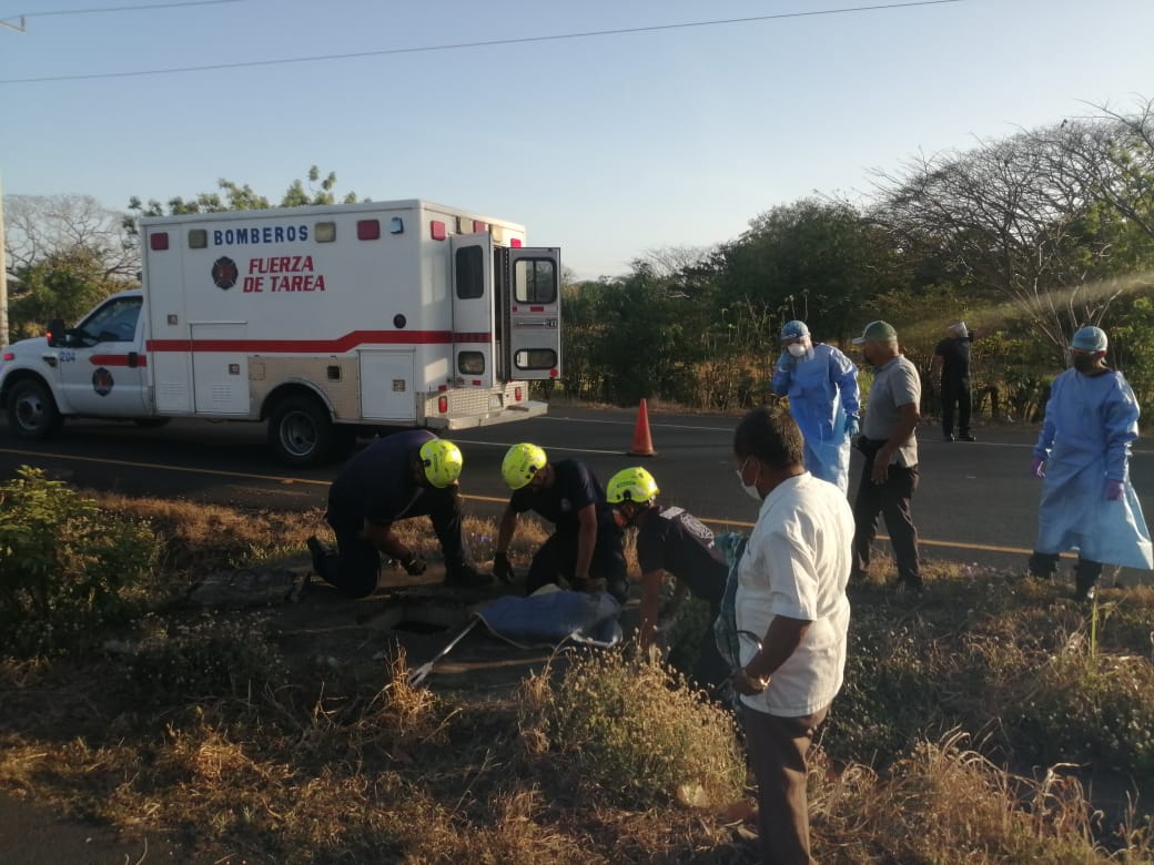 Rescatan hombre que cayó dentro de un manjol | Critica