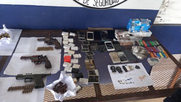 Armas, municiones y drogas decomisadas en requisa en La Joyita | Critica