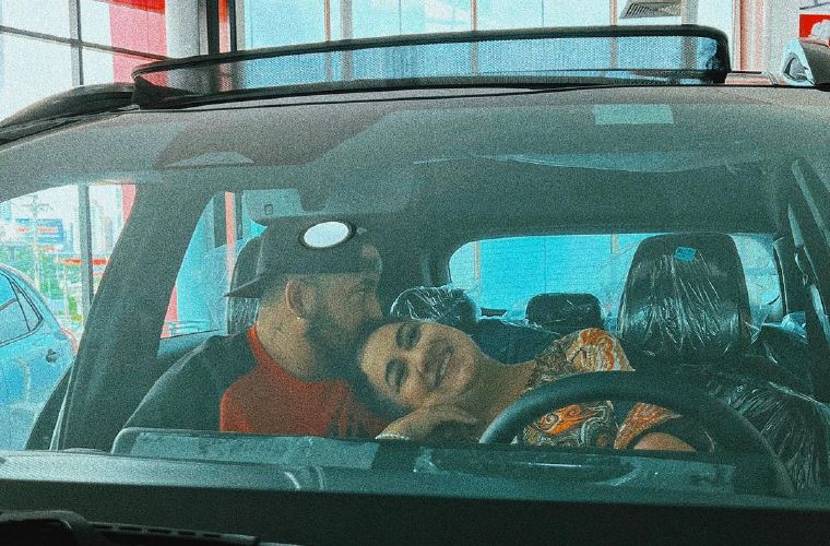 Rike Music le regala un carro de su mamá | Critica