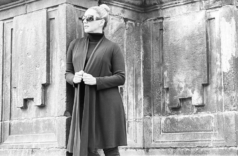 Erika Ender entrega reconocimiento en los Premios La Musa | Critica