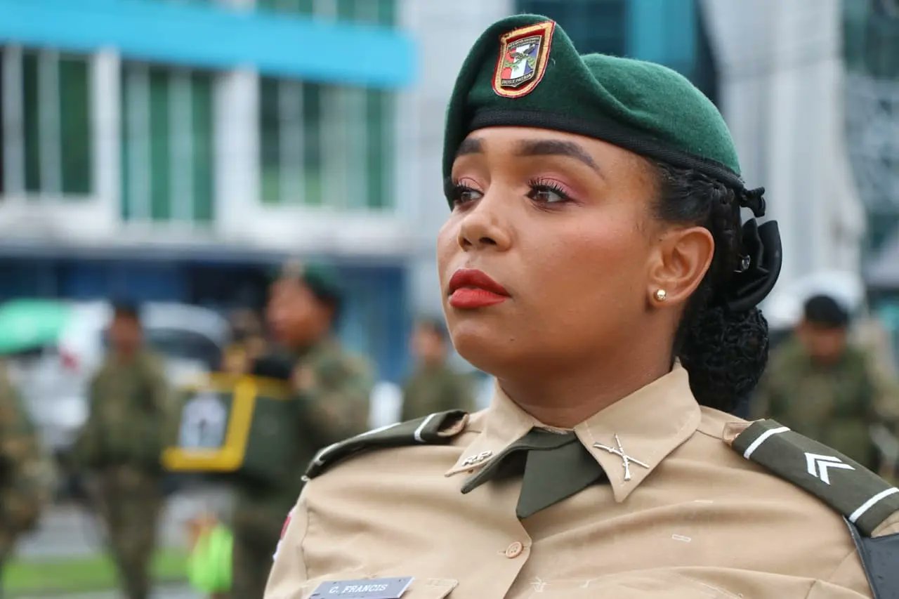 Senafront recluta chicas sin tatuaje y con 1 solo orificio en oreja ...