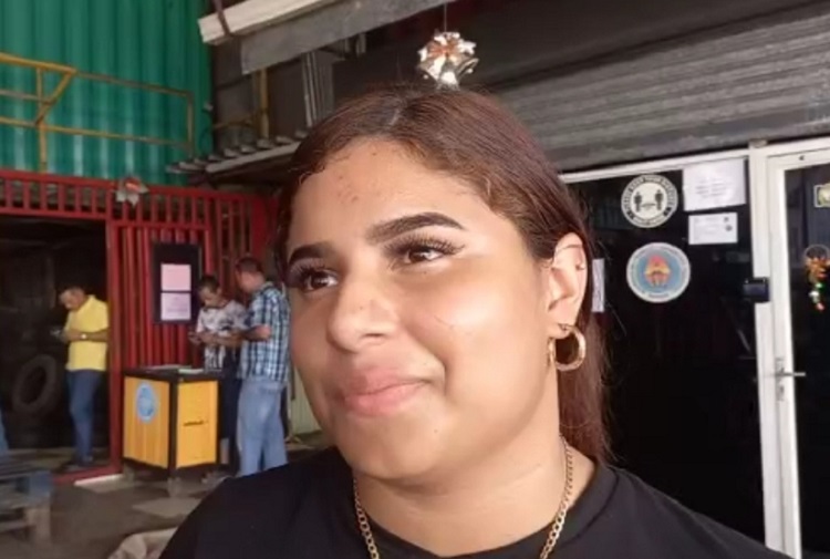 Joven le mete al mazo y cambia llantas sin perder la feminidad | Critica