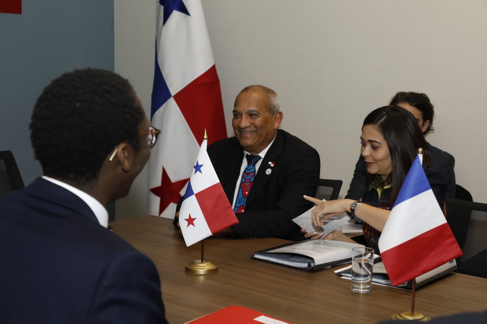 Francia y Panamá exploran iniciativas para salvaguardar selva | Critica Francia y Panamá exploran iniciativas para salvaguardar selva | Critica