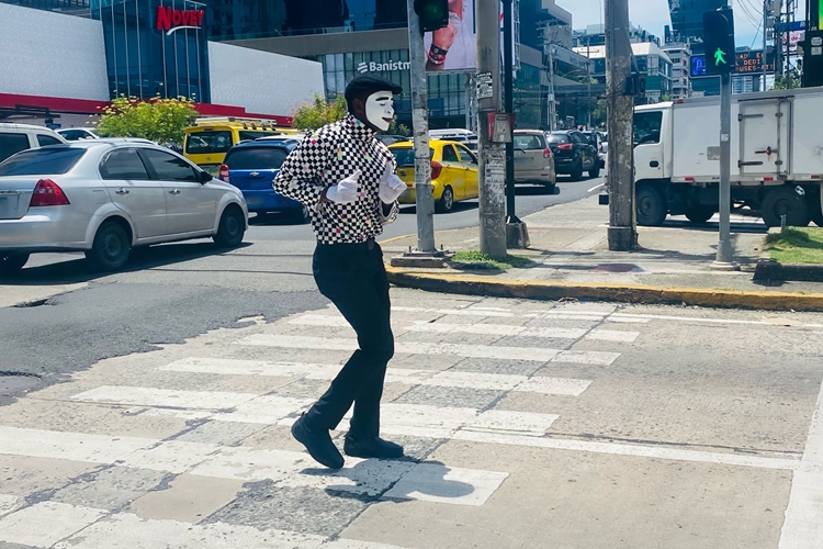 Mimo Tuel, el personaje que saca sonrisas en los semáforos | Critica