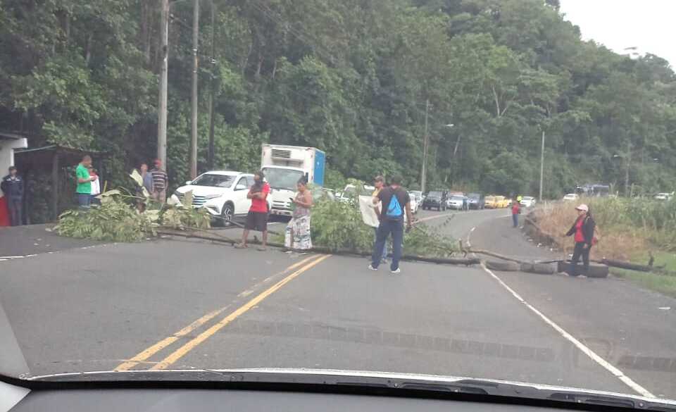 Moradores de Quebrada Ancha bloquean vía por falta de agua y luz | Critica