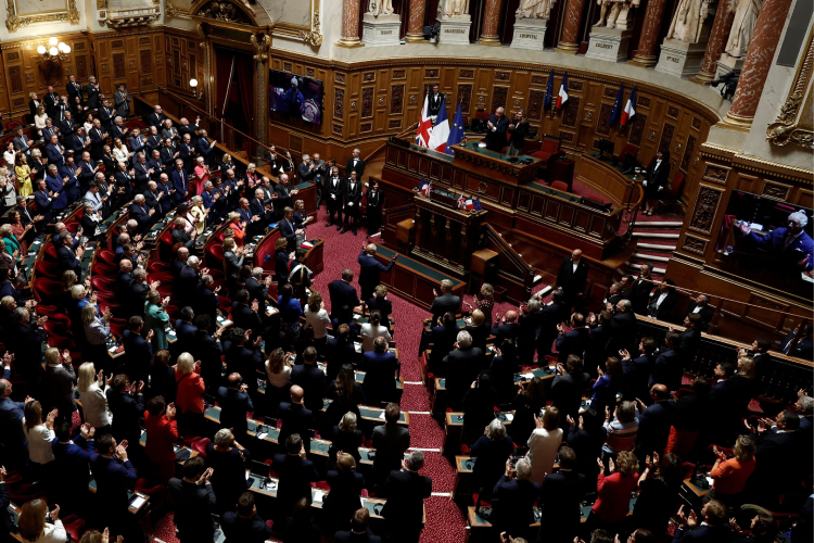 Francia vota para invalidar lenguaje inclusivo. Nada de "elle" | Critica