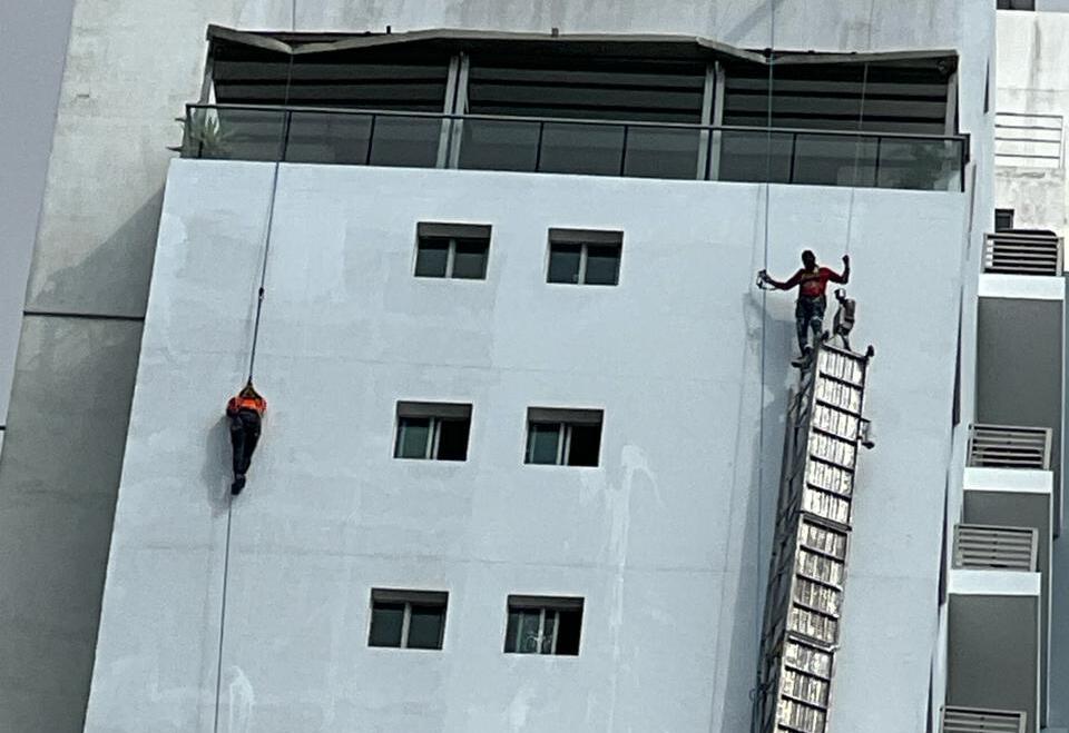 Trabajadores se salva de tragedia tras falla en la guindola | Critica