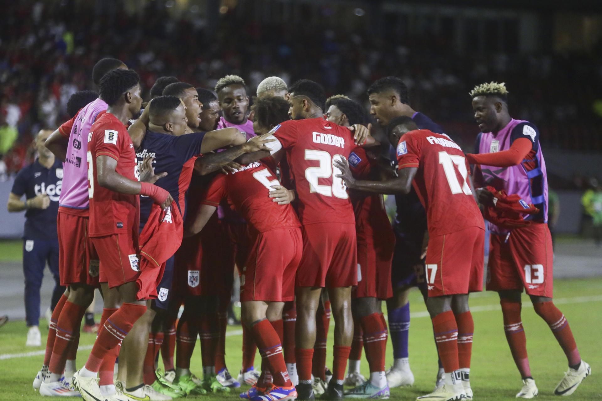 'Fulo' y 'Puma' resuelven a Panamá con sus goles | Critica