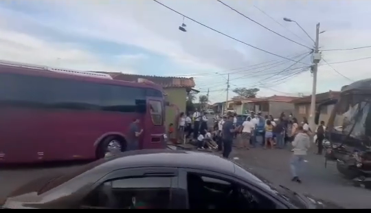 Dos buses tipo nevera chocan frontalmente en Arraiján | Critica