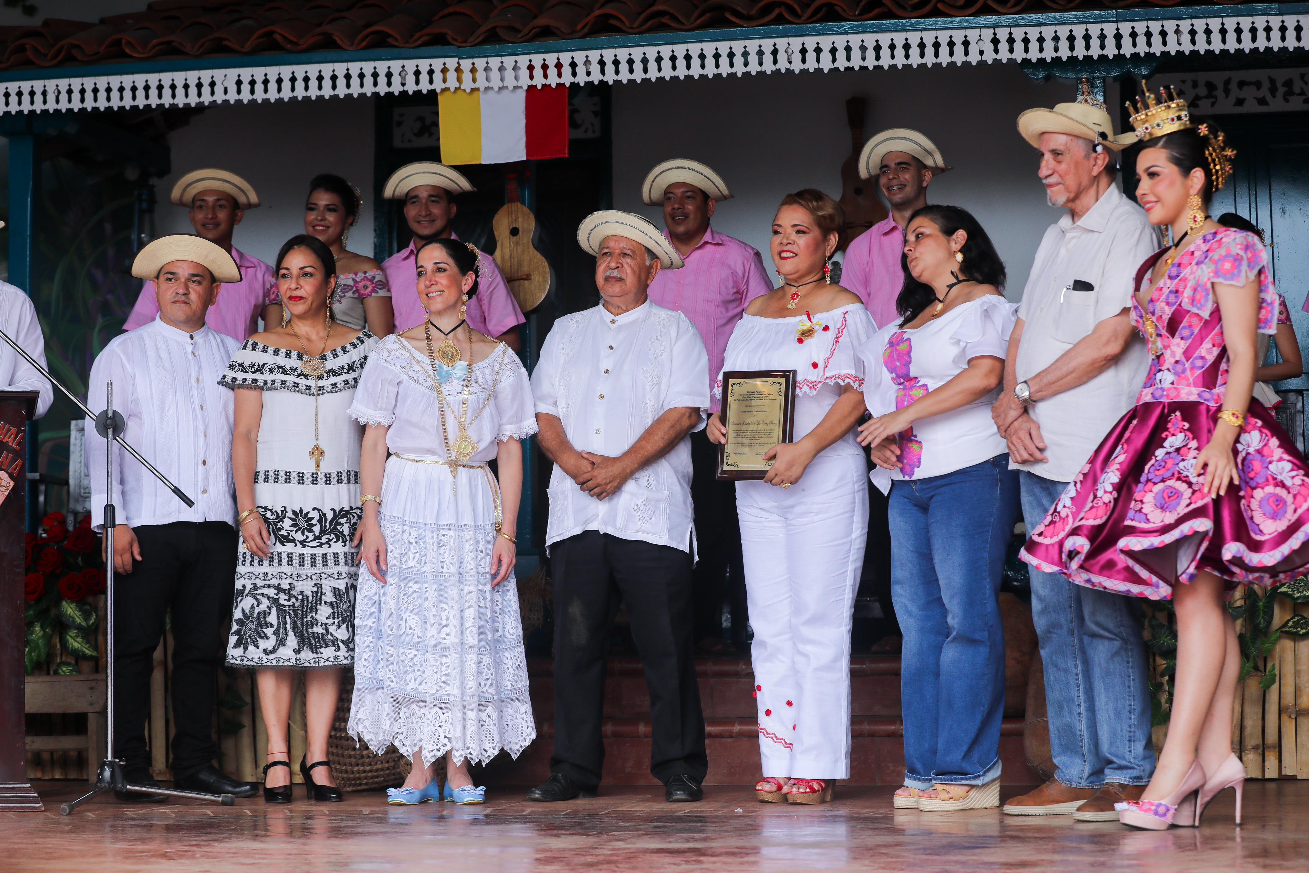 Carmen de la Cruz recibe la Condecoración Manuel F. Zárate | Critica