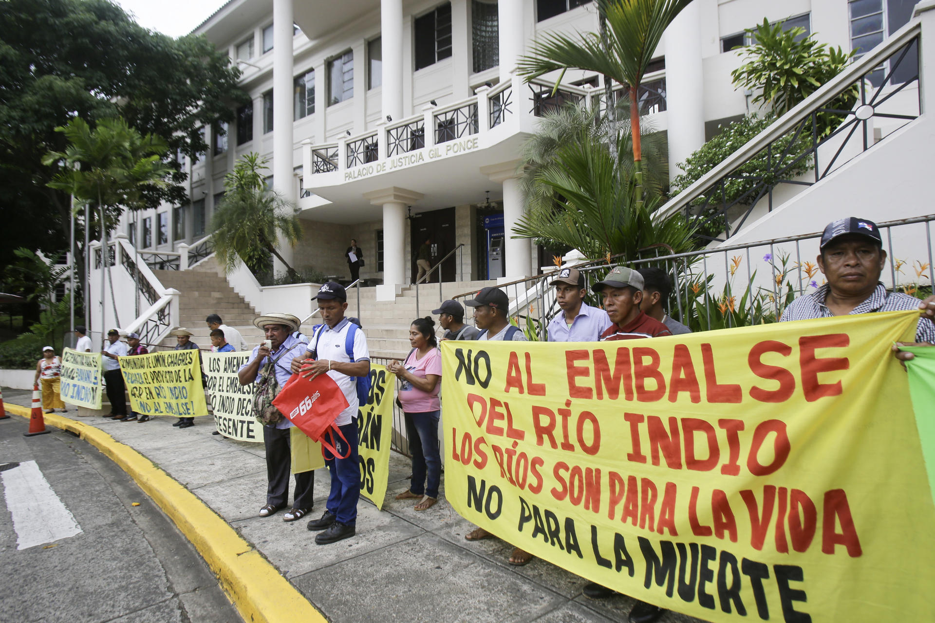 ¡Campesinos se rebelan! Llevan a la Corte proyecto de Río Indio | Critica