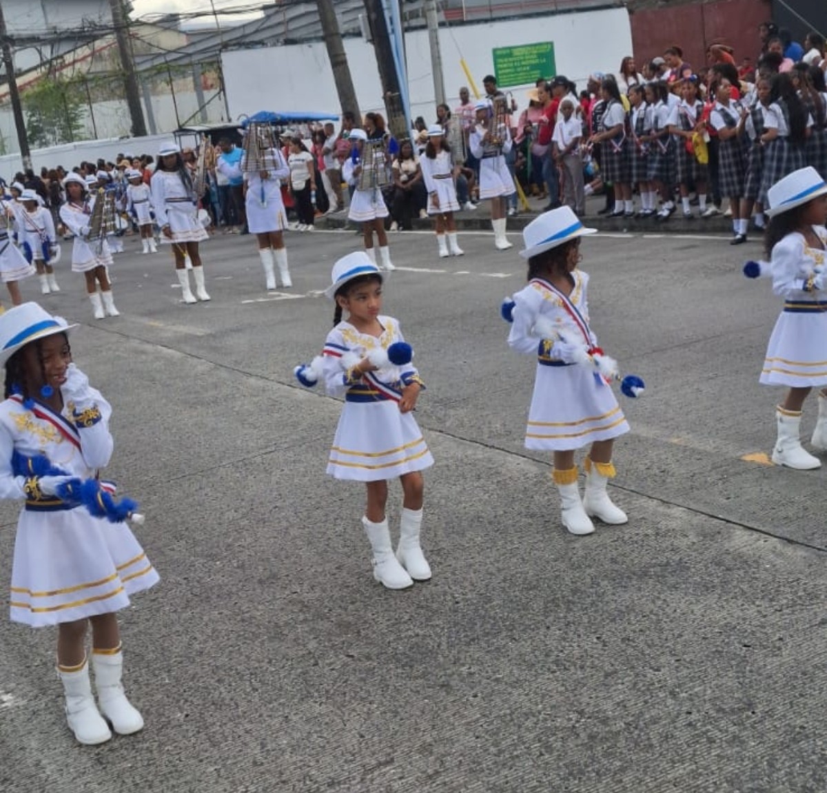 Orgullo colonense: niñ@s llenan las calles para rendir tributo a la ...
