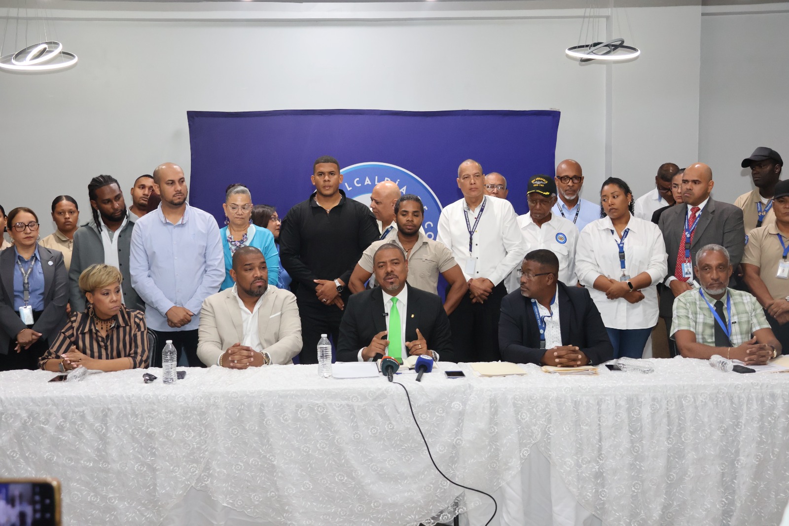 ¡Colón en medio de pelea! Alcalde advierte despidos tras derogación de ...