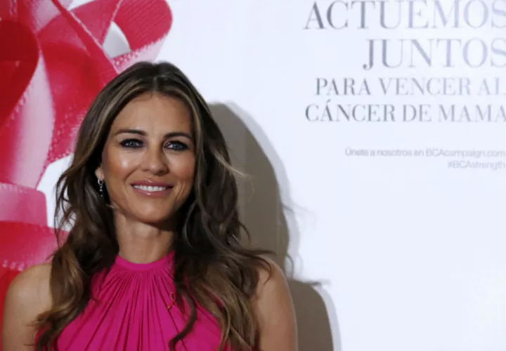 Elizabeth Hurley insta a seguir luchando contra el cáncer | Critica