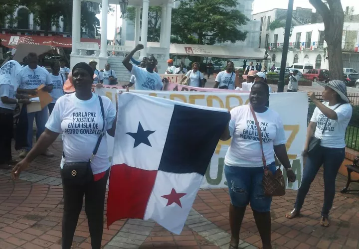 Residentes de Pedro González protesta en la Presidencia | Critica