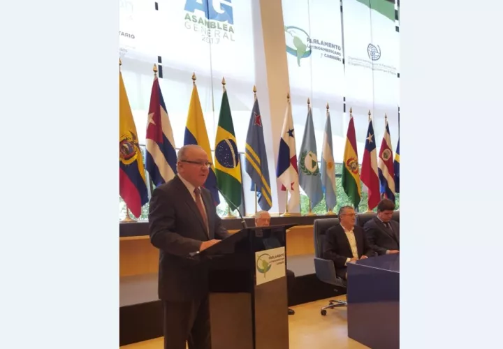 Elías Castillo vuelve a ser elegido presidente del Parlatino | Critica