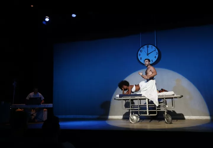 ¡Clavadera en el teatro! | Critica