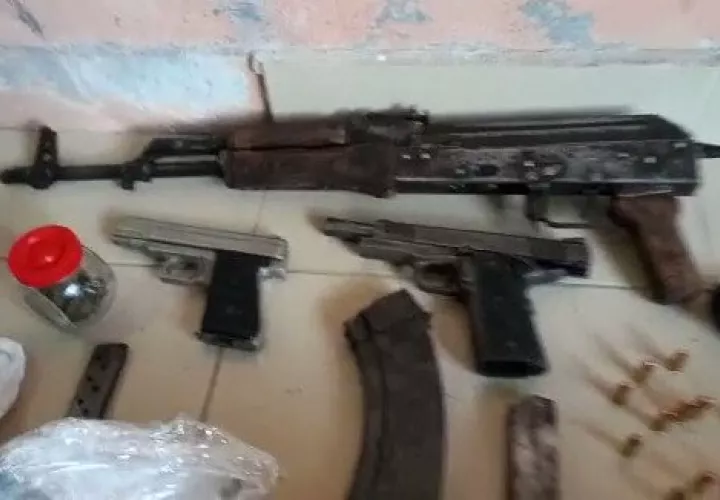 Capturan a dos hombres con droga y armas de grueso calibre en El Crisol [Video] | Critica