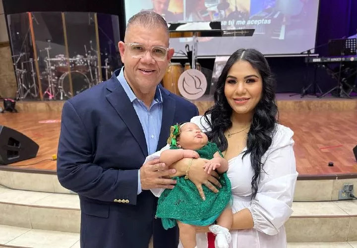 Rolo De León dedica su hija a Dios | Critica
