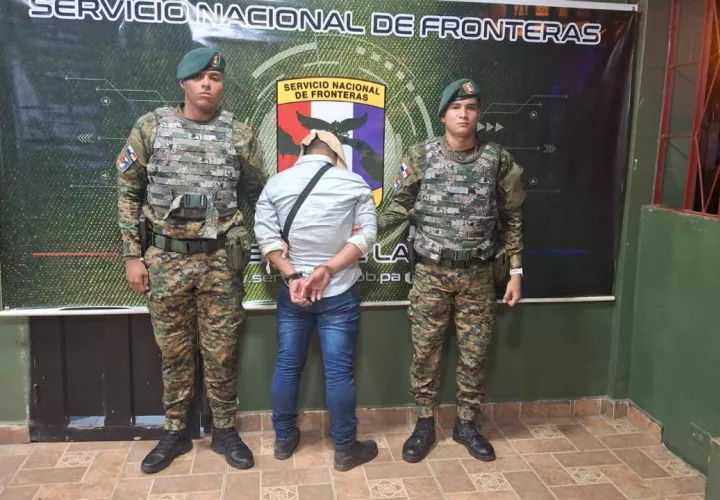 Se lo llevan preso por bullero y atrevido | Critica