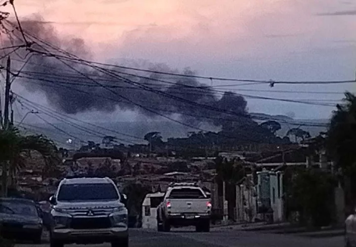 Humo tóxico por llantas quemadas invade barriadas en Playa Chiquita ...